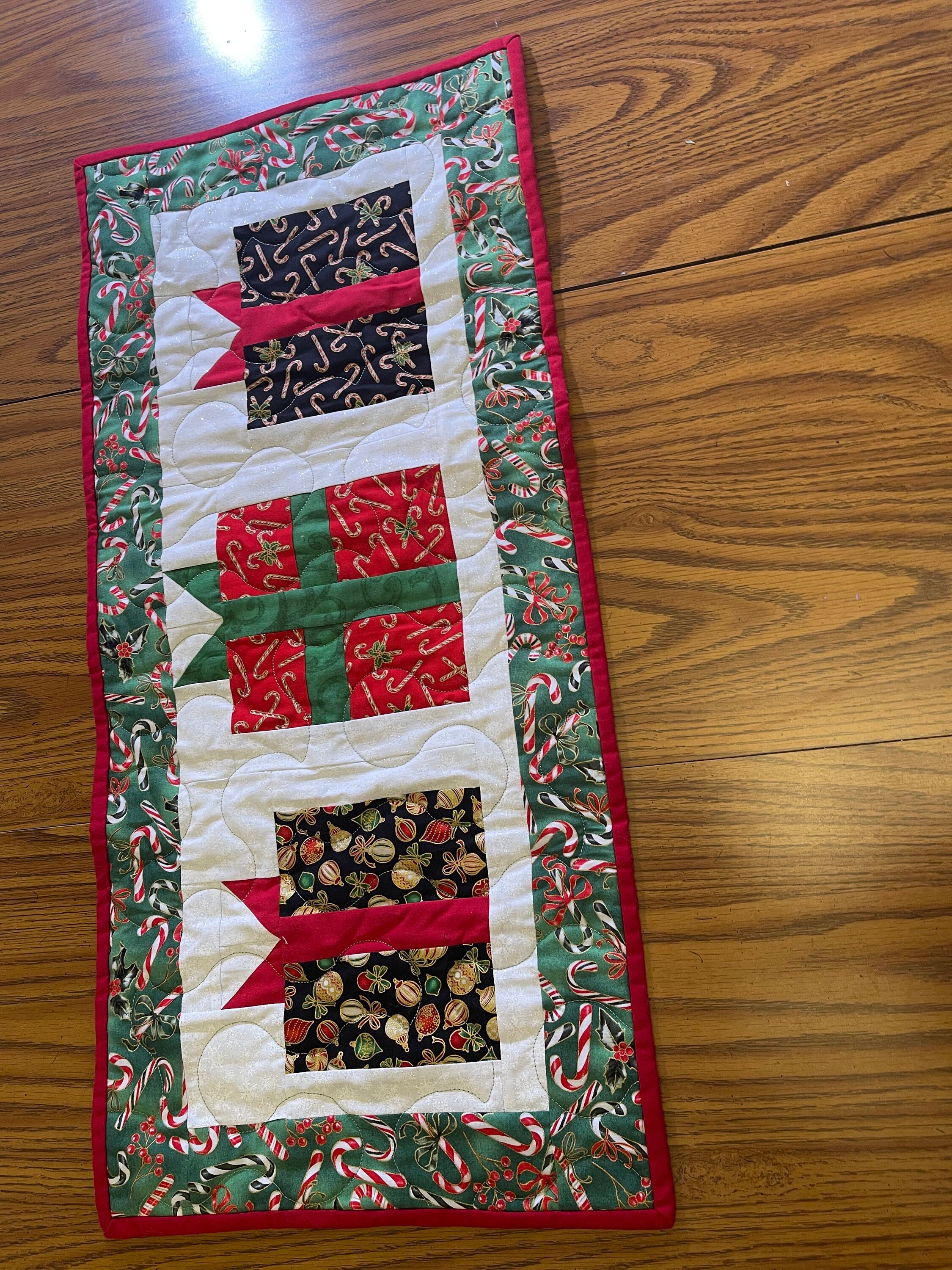 Quilted Present Table Runner, Winter Table Runner - Etsy