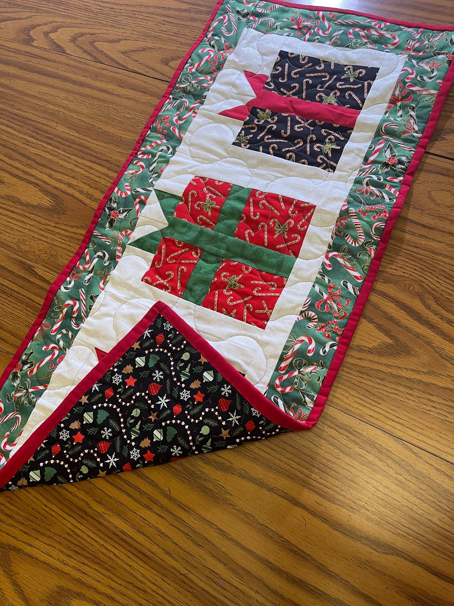Quilted Present Table Runner, Winter Table Runner - Etsy