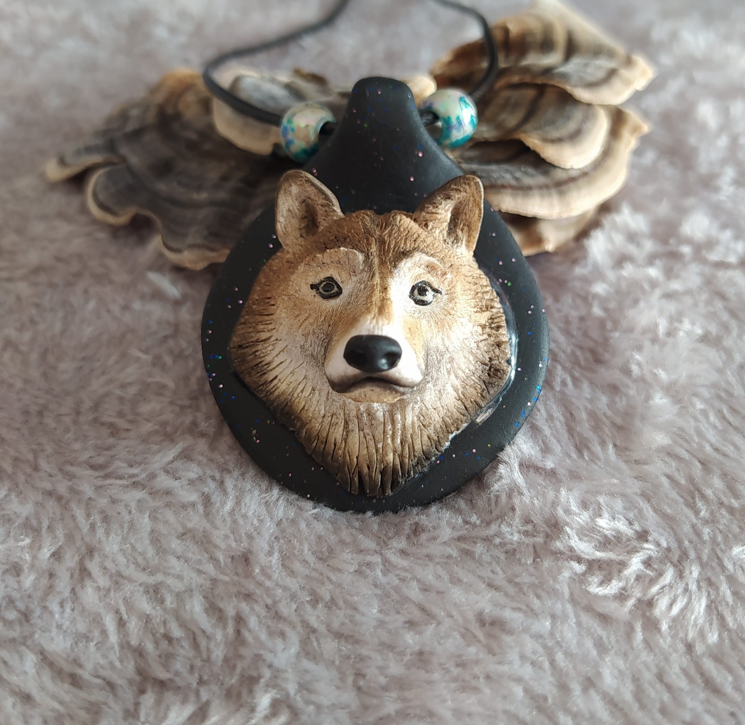 Collar de lobo, colgante de lobo gris, figura de lobo de arcilla ...