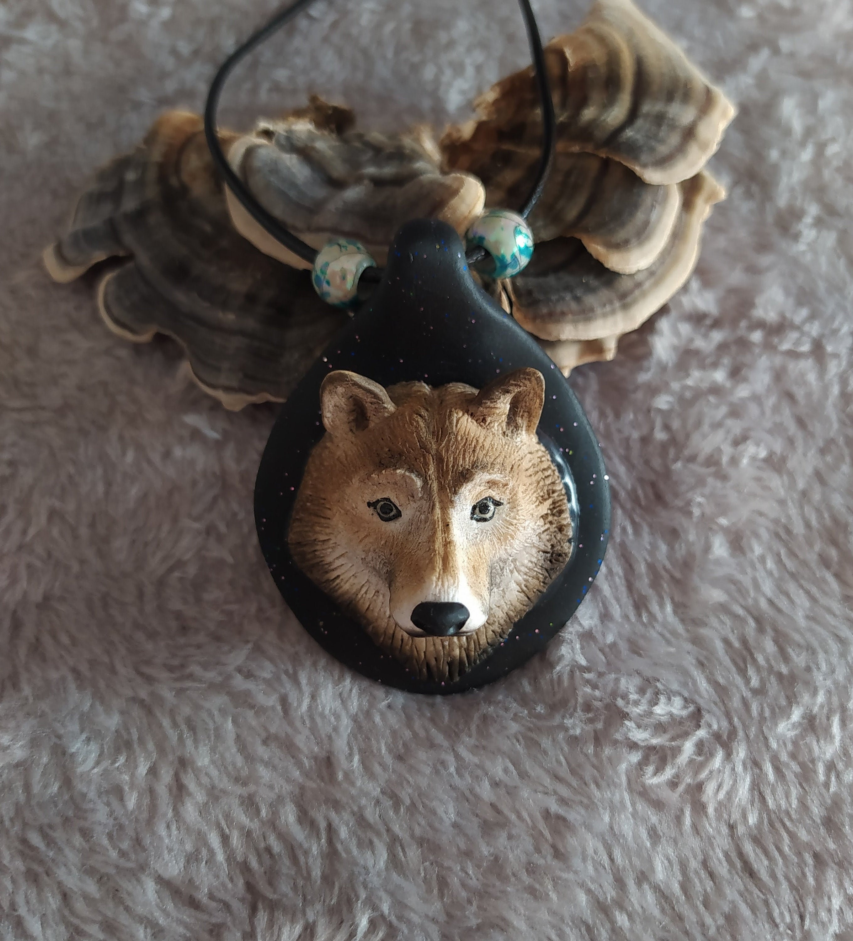 Collar de lobo, colgante de lobo gris, figura de lobo de arcilla ...