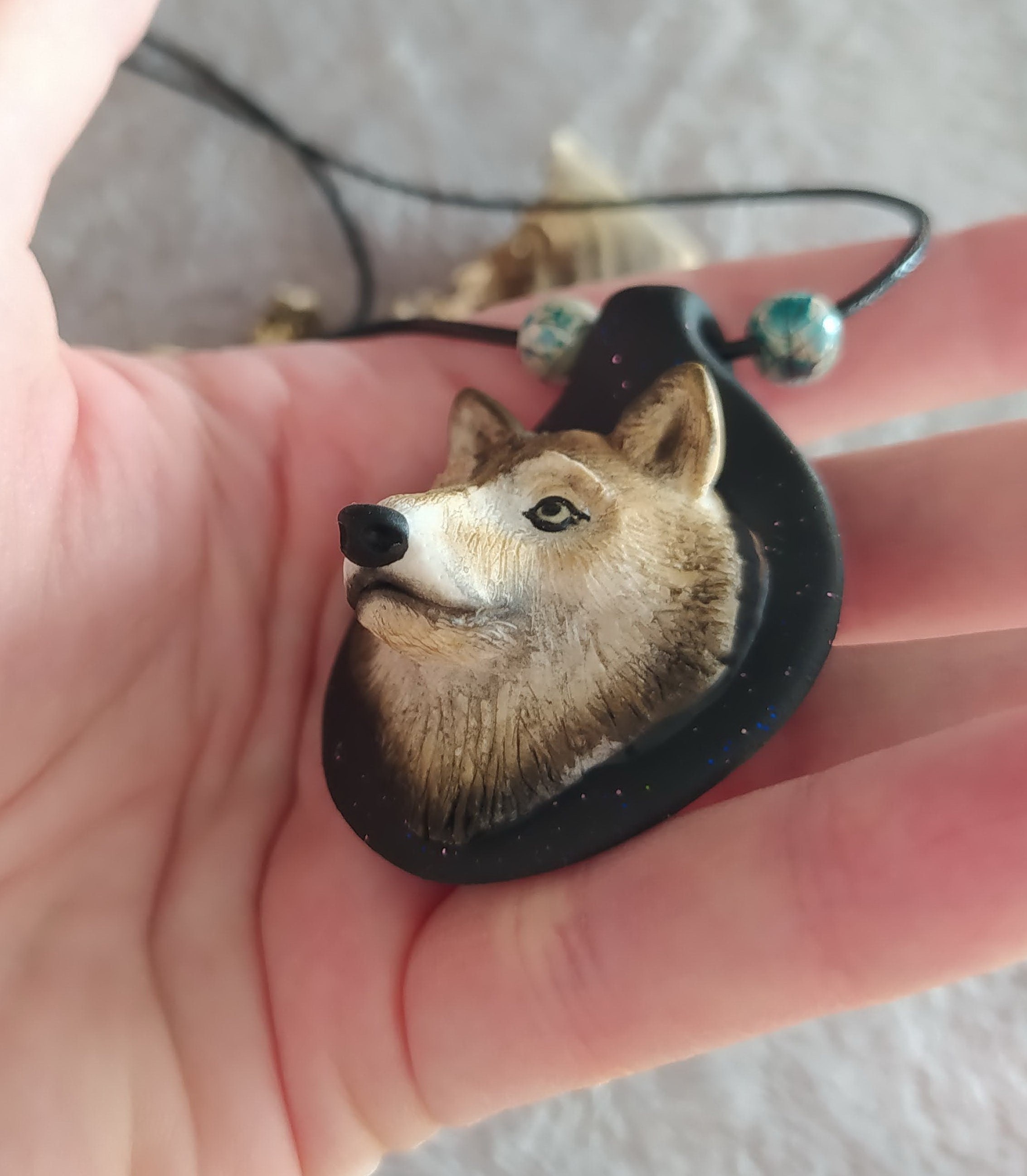 Collar de lobo, colgante de lobo gris, figura de lobo de arcilla ...