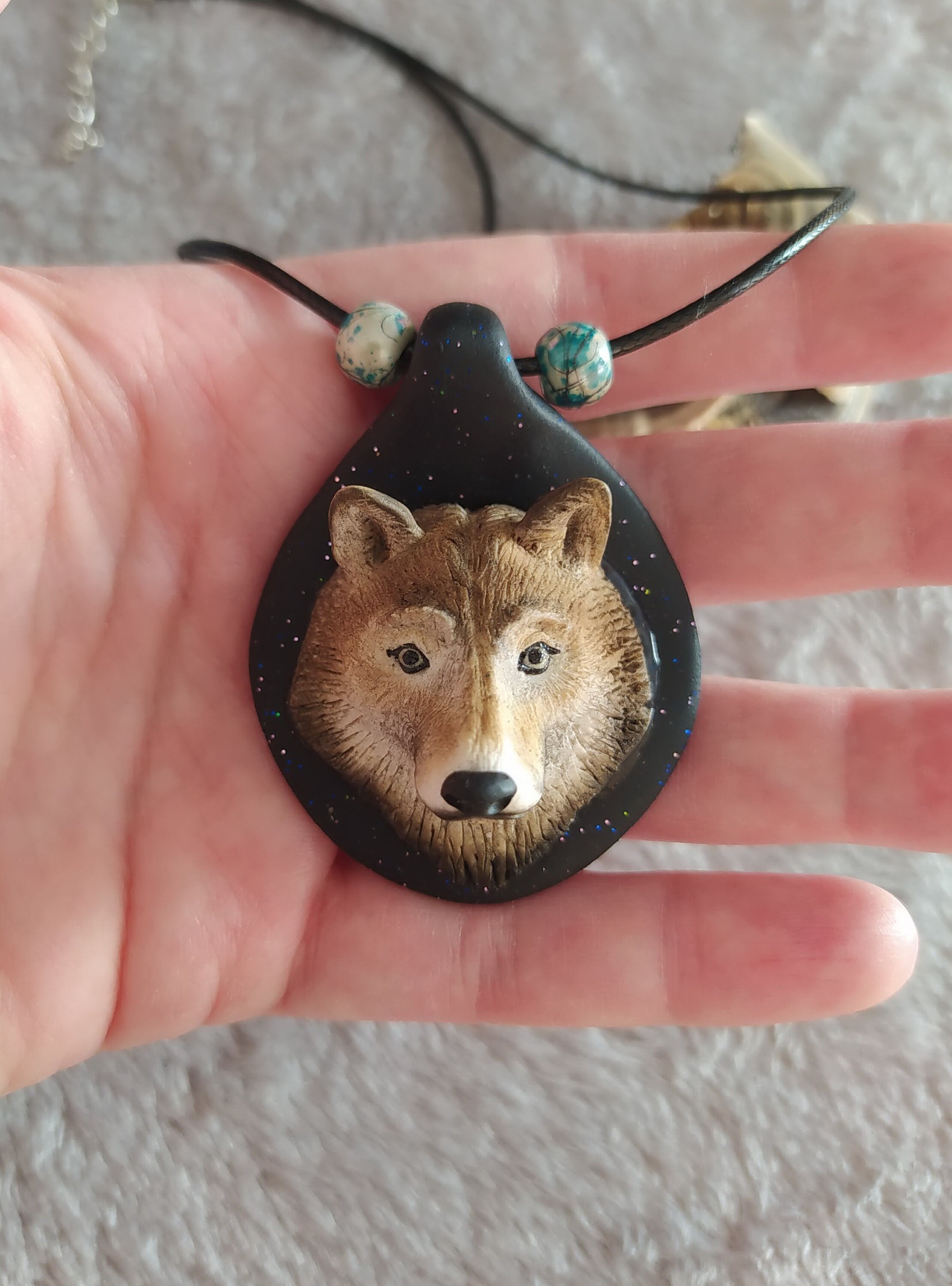 Collar de lobo, colgante de lobo gris, figura de lobo de arcilla ...
