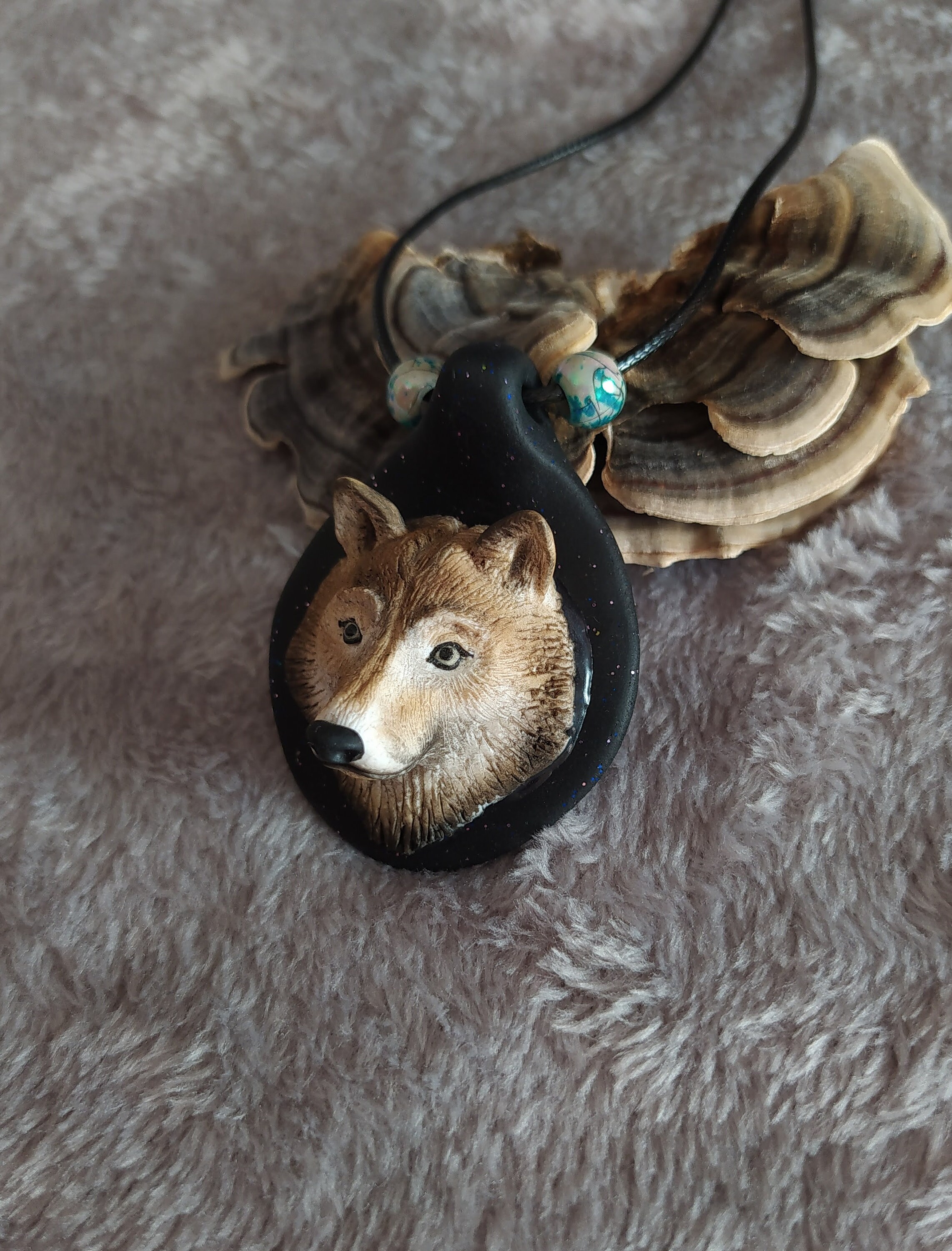 Collar de lobo, colgante de lobo gris, figura de lobo de arcilla ...