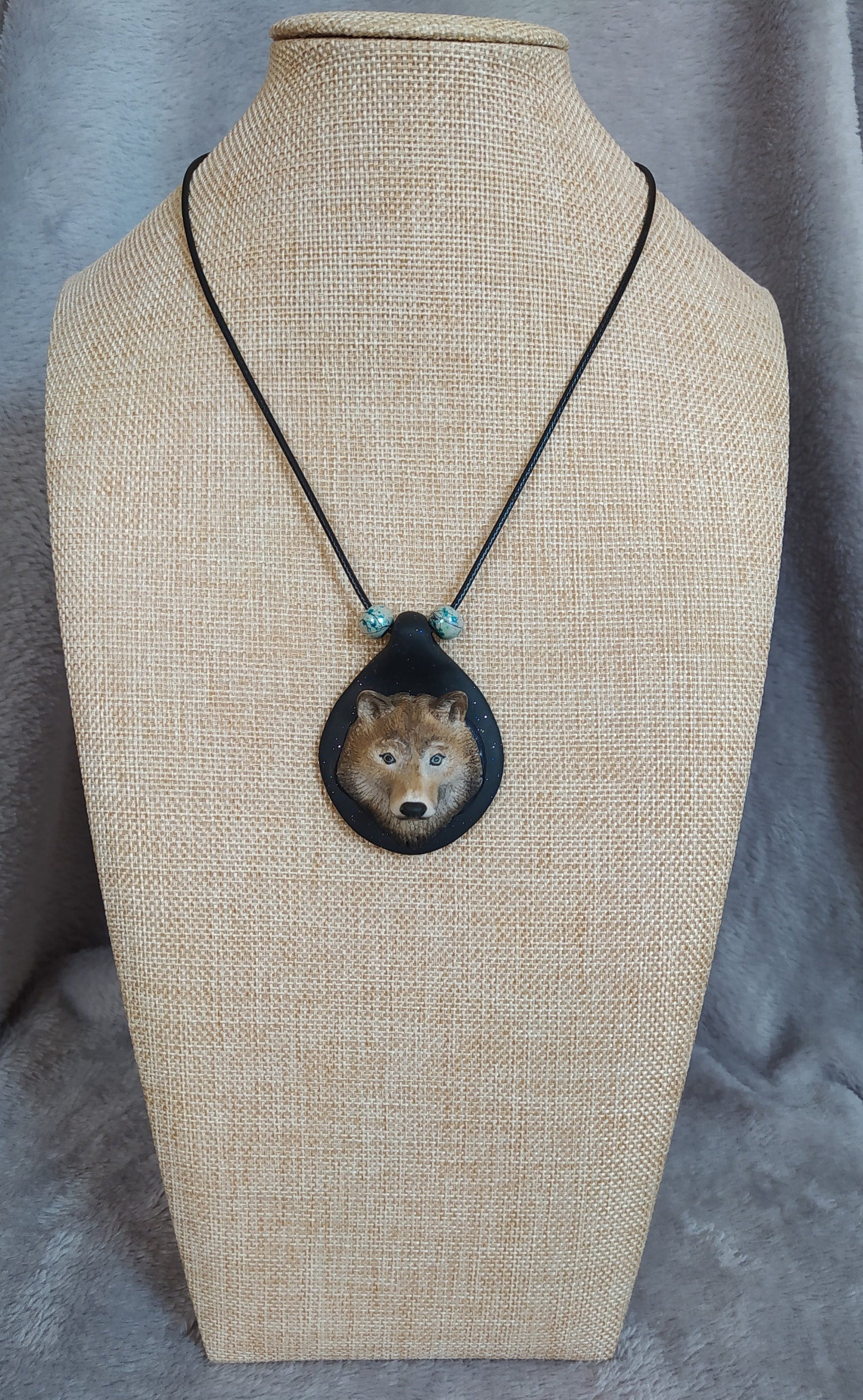 Collar de lobo, colgante de lobo gris, figura de lobo de arcilla ...