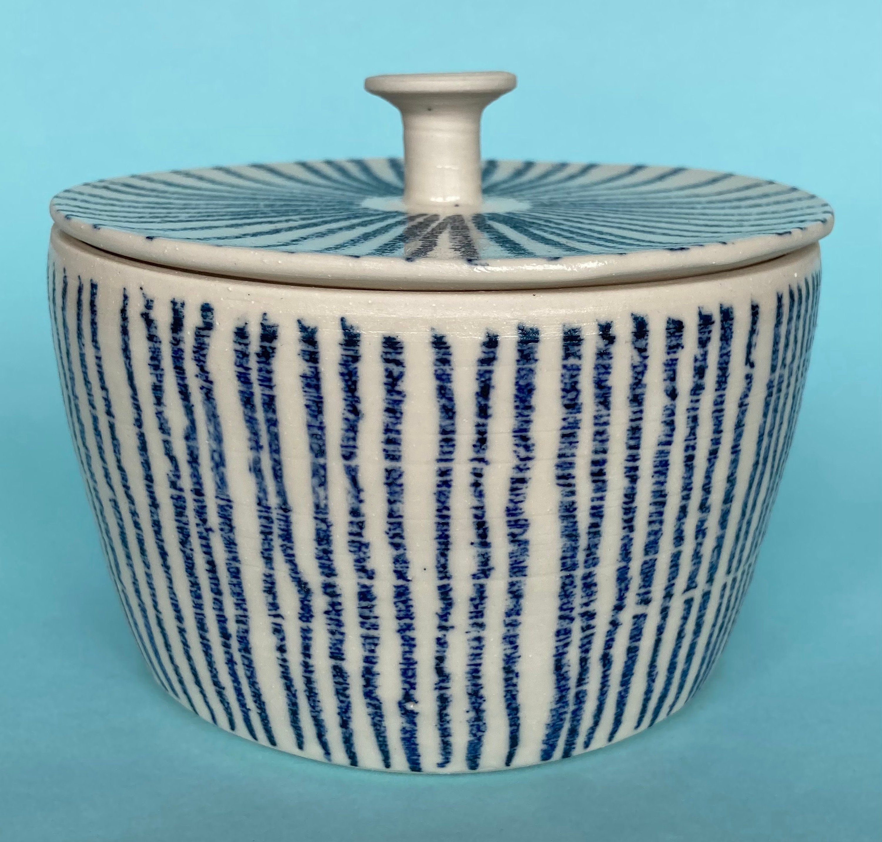 Porcelain Mixing Jar Lidded Pottery Pouring Container Gold Black Light ...