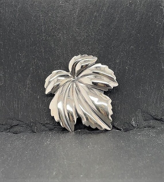 VINTAGE JEWELART STERLING SILVER FLOWER PIN BROOCH - Gem