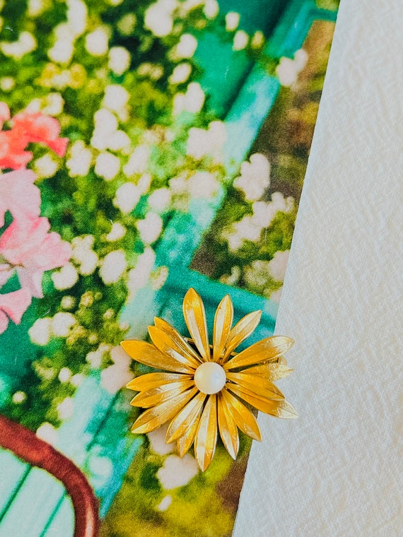 Christian Dior GROSSE 1967 Vintage Daisy Flower Bloss… - Gem