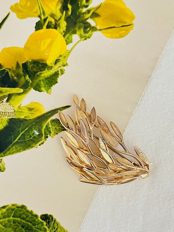 Christian Dior GROSSE 1958 Vintage Wave Swirl Leaf Fe… - Gem