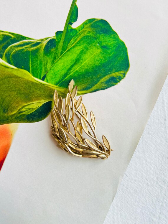 Christian Dior GROSSE 1958 Vintage Wave Swirl Leaf Fe… - Gem