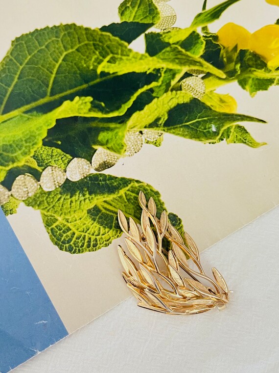 Christian Dior GROSSE 1958 Vintage Wave Swirl Leaf Fe… - Gem