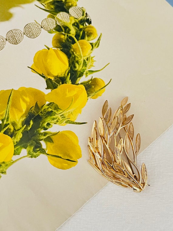 Christian Dior GROSSE 1958 Vintage Wave Swirl Leaf Fe… - Gem