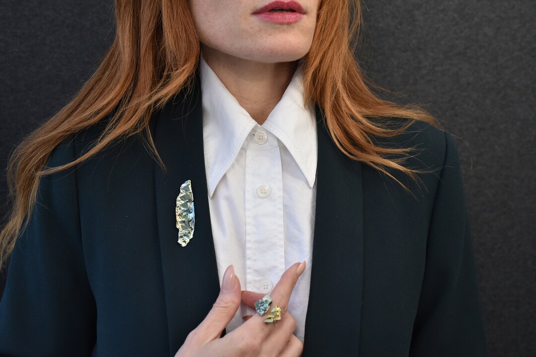 Astilla Broche escultórico / Pin. Cristales únicos hechos de metal de ...