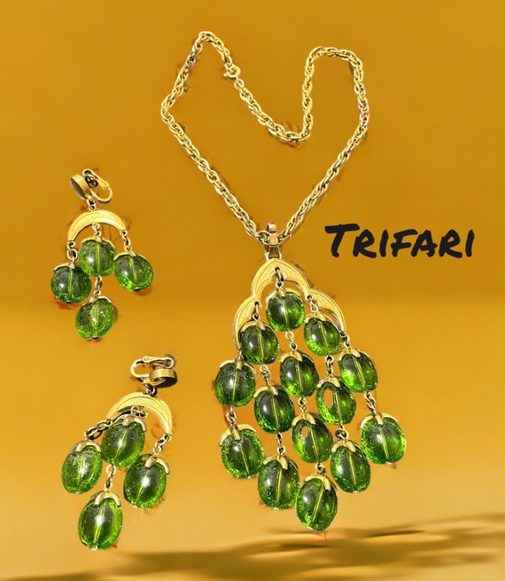Vintage Trifari Jade lucite waterfall necklace and Ma… - Gem