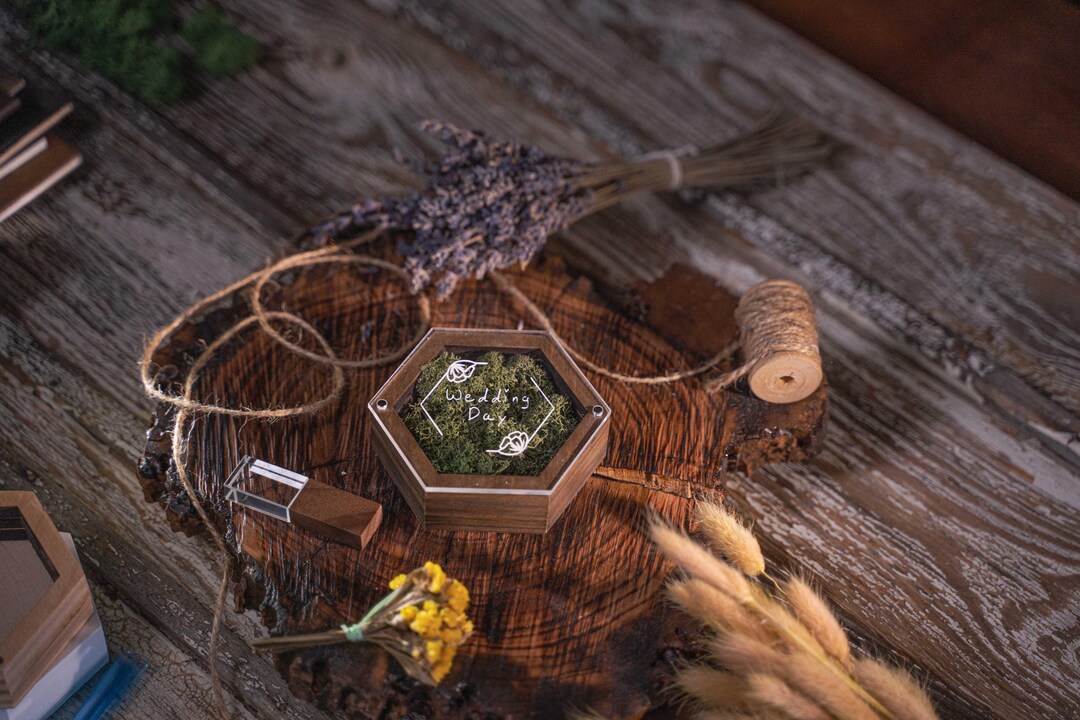 Wooden Box for Flash Drive With Acrylic Lid and Icelandic Moss - Etsy