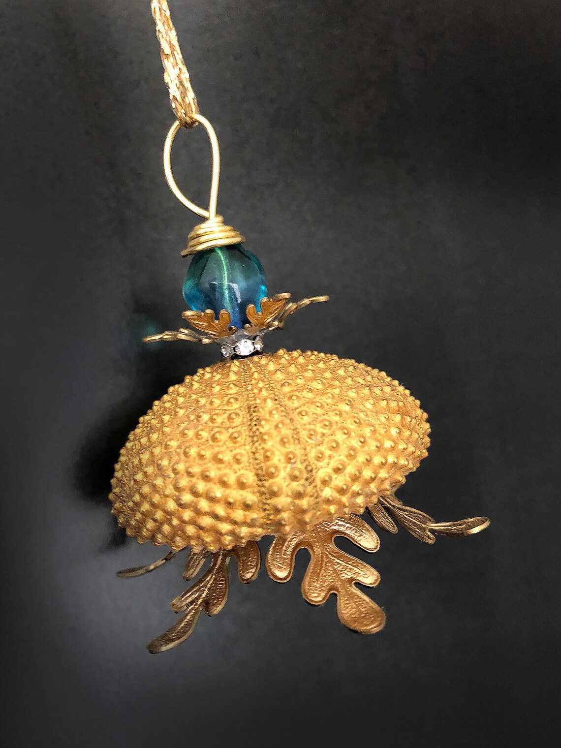 Un elegante DOCHIN SHELL dorado con acentos de latón y un - Etsy España