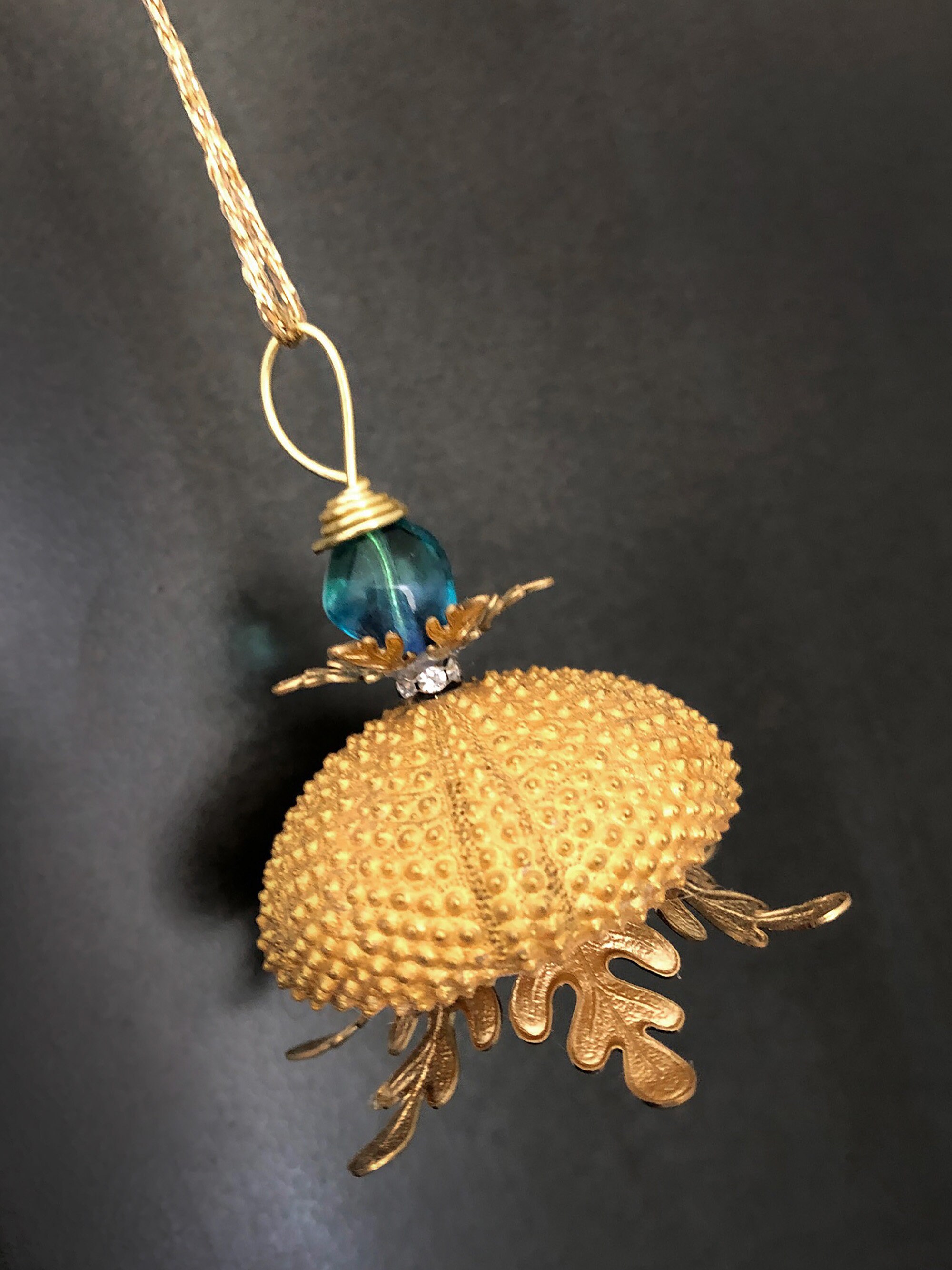 Un elegante DOCHIN SHELL dorado con acentos de latón y un - Etsy España