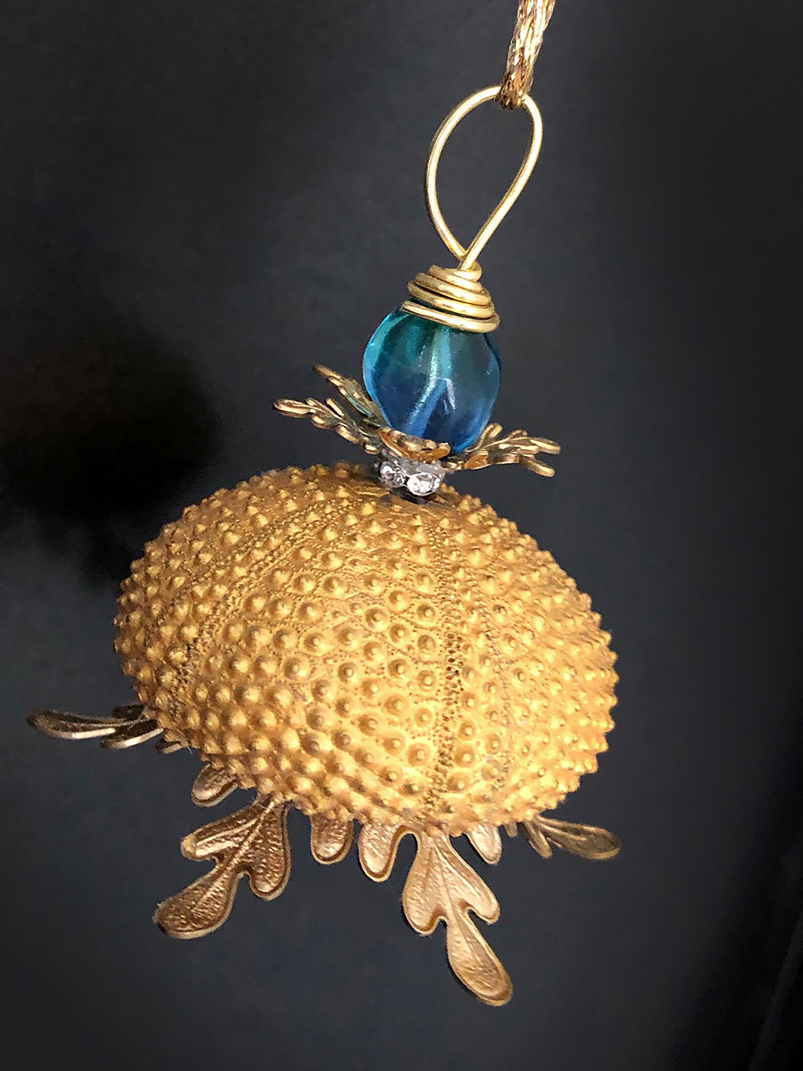 Un elegante DOCHIN SHELL dorado con acentos de latón y un - Etsy España