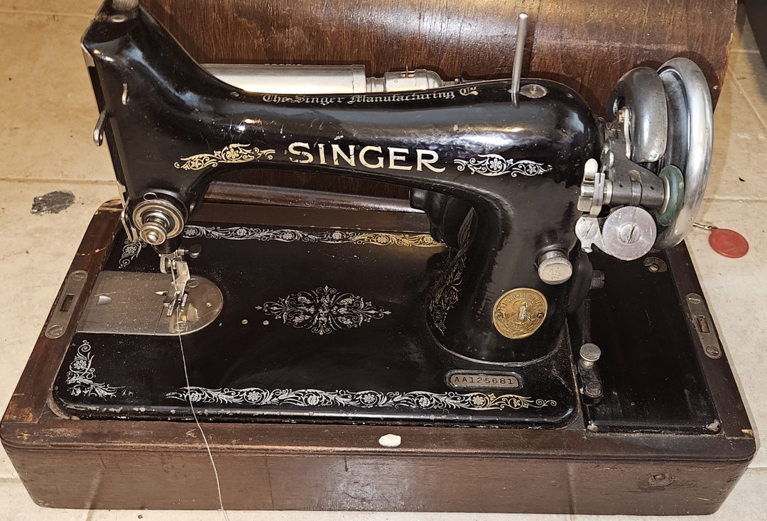 Antique 1924 Singer Model 99 Portable Sewing Machine With Wood Carrying ...