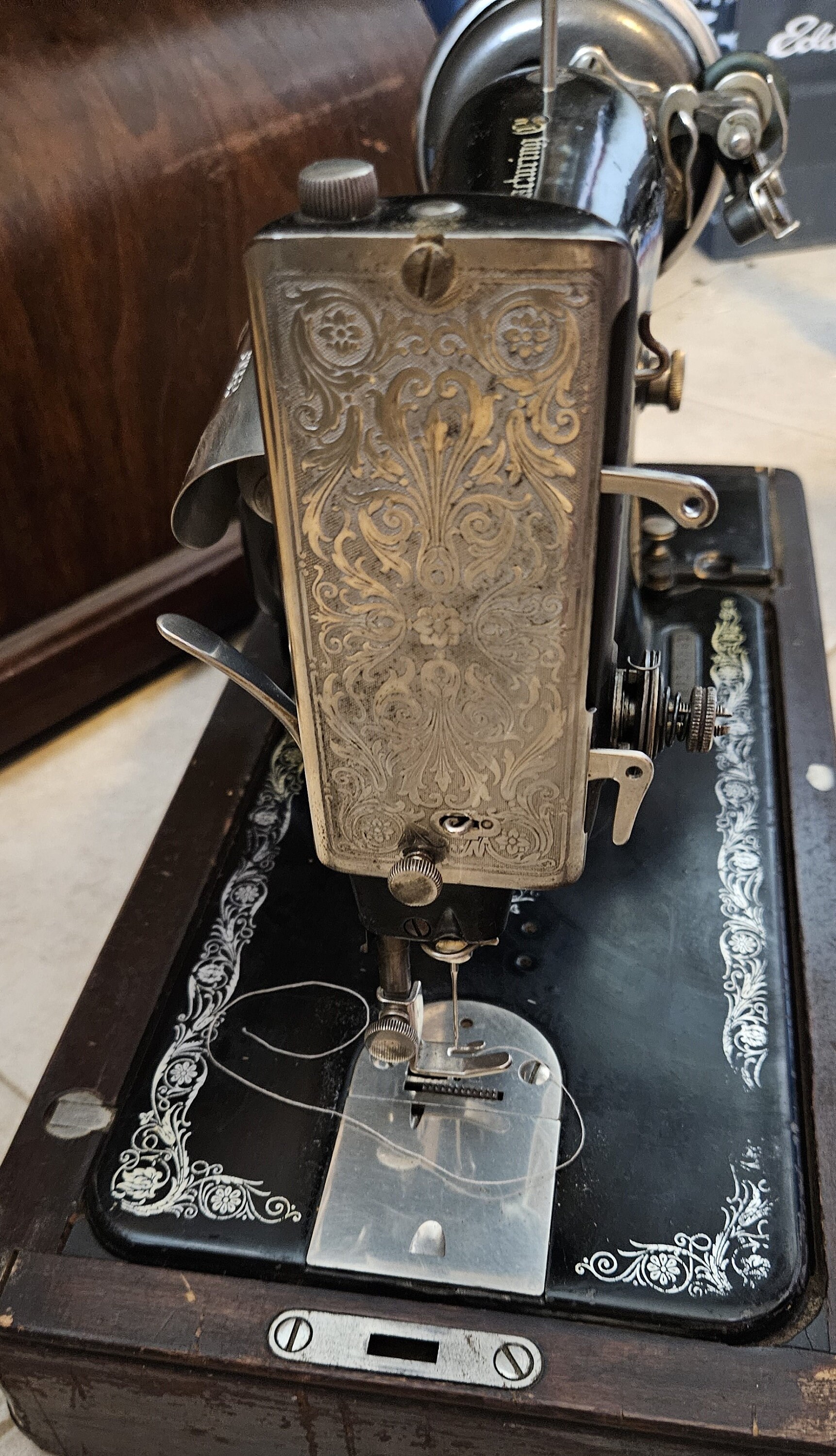 Antique 1924 Singer Model 99 Portable Sewing Machine With Wood Carrying ...