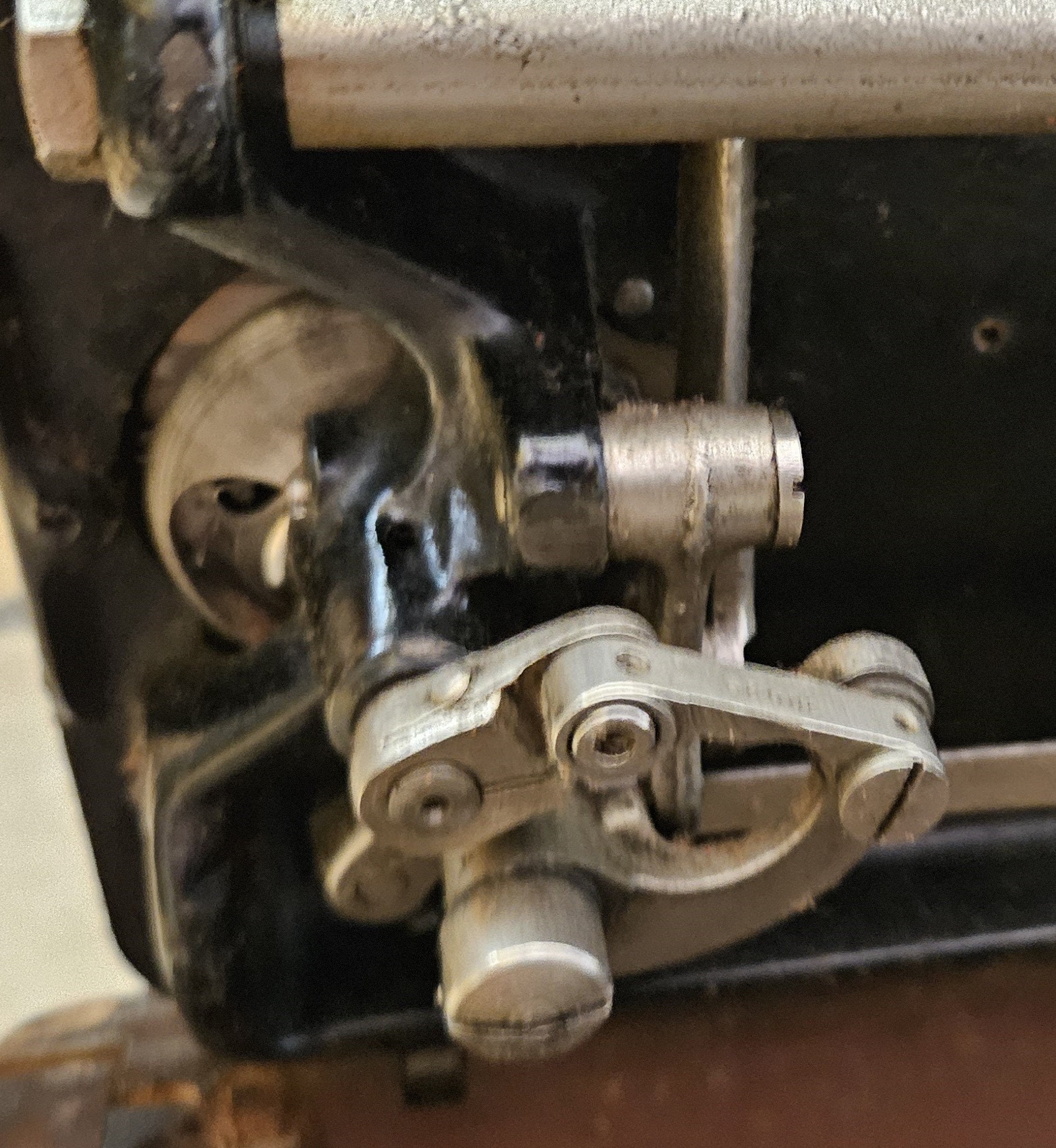 Antique 1924 Singer Model 99 Portable Sewing Machine With Wood Carrying ...