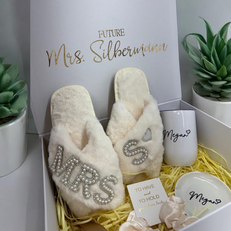 Luxury Bridal Gift Box - 60+ Gift Ideas for 2026