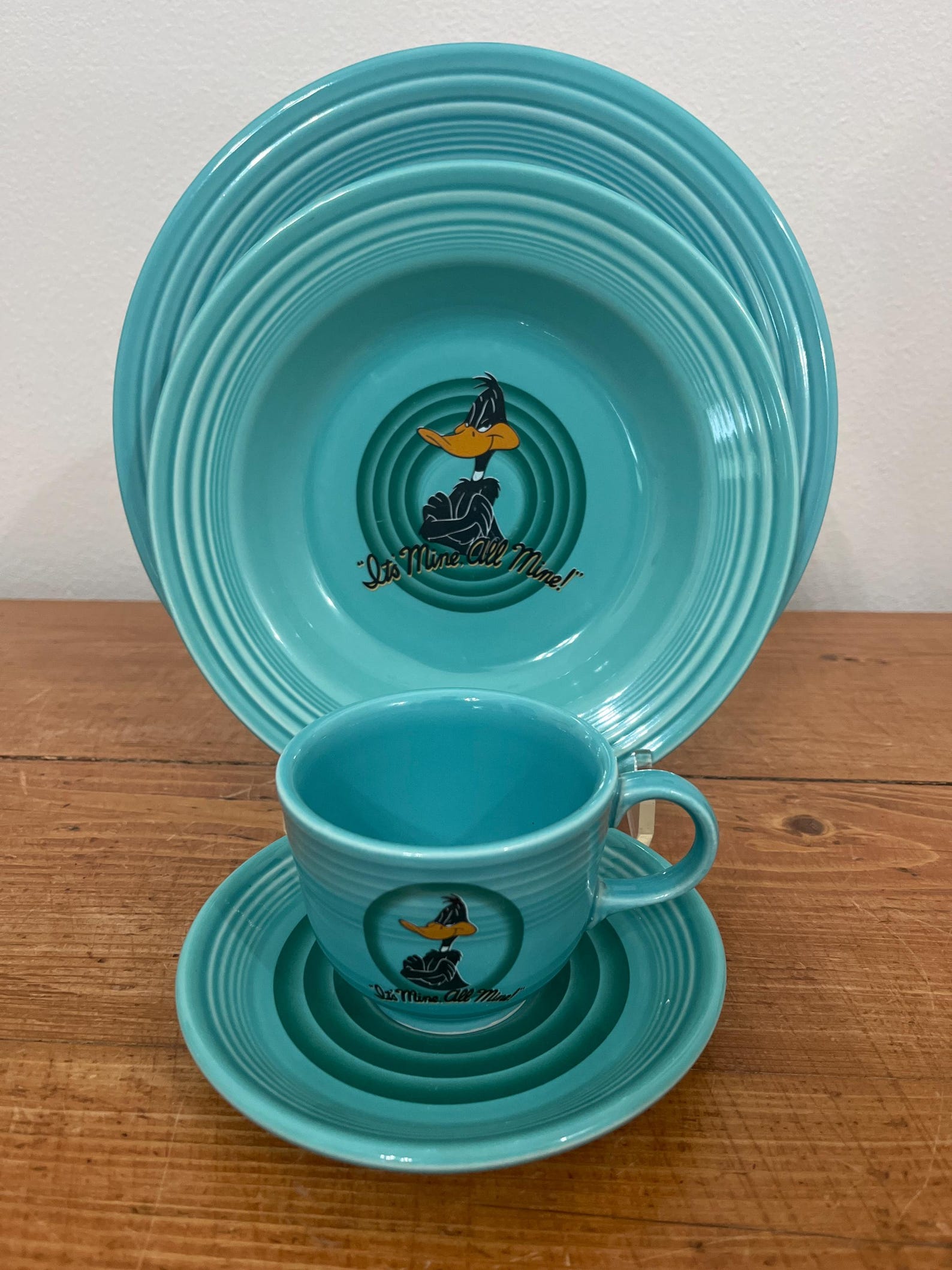 FIESTA LOONEY TUNES Daffy Duck 4-piece Place Setting on Turquoise ...