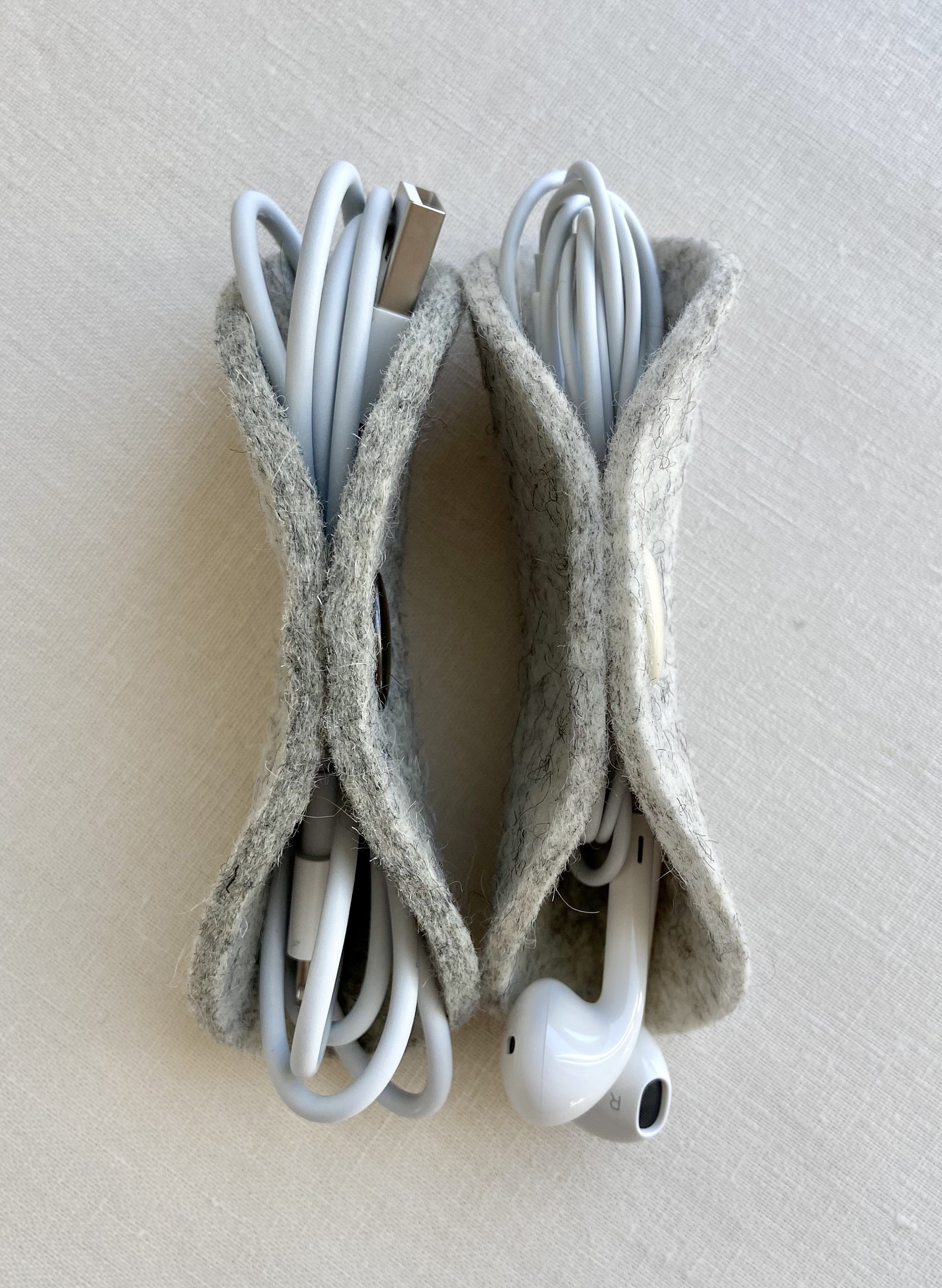 Gray Wool Felt Cord Organizer: Minimalist Cable Wrap (set of 2/4) - Etsy
