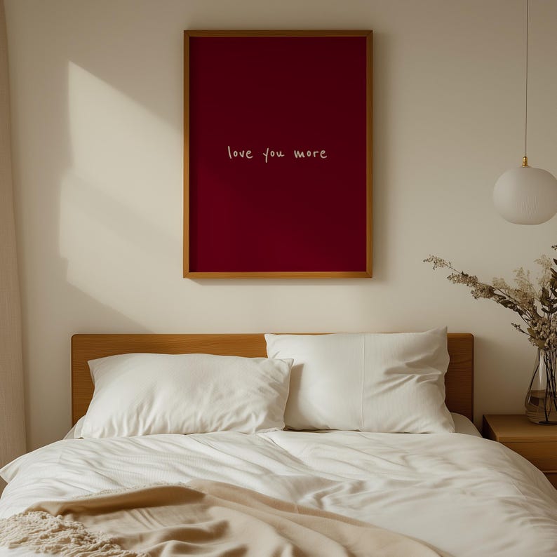 Love You More-print: bordeauxrode slaapkamermuurkunst, kunst boven het ...