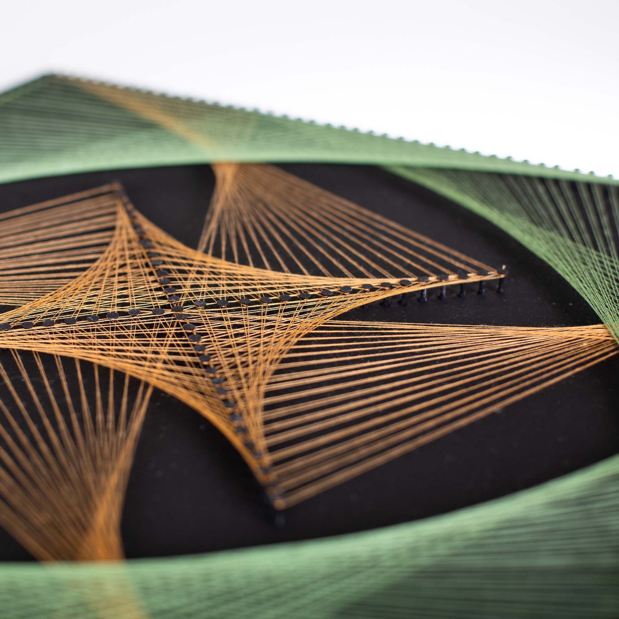 String art thread picture mural terminado. En varios colores y ...