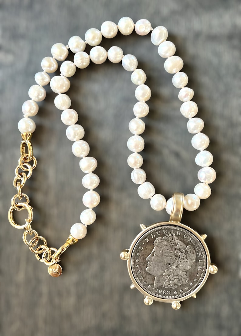 Collar de perlas de agua dulce anudado a mano con colgante de moneda de ...