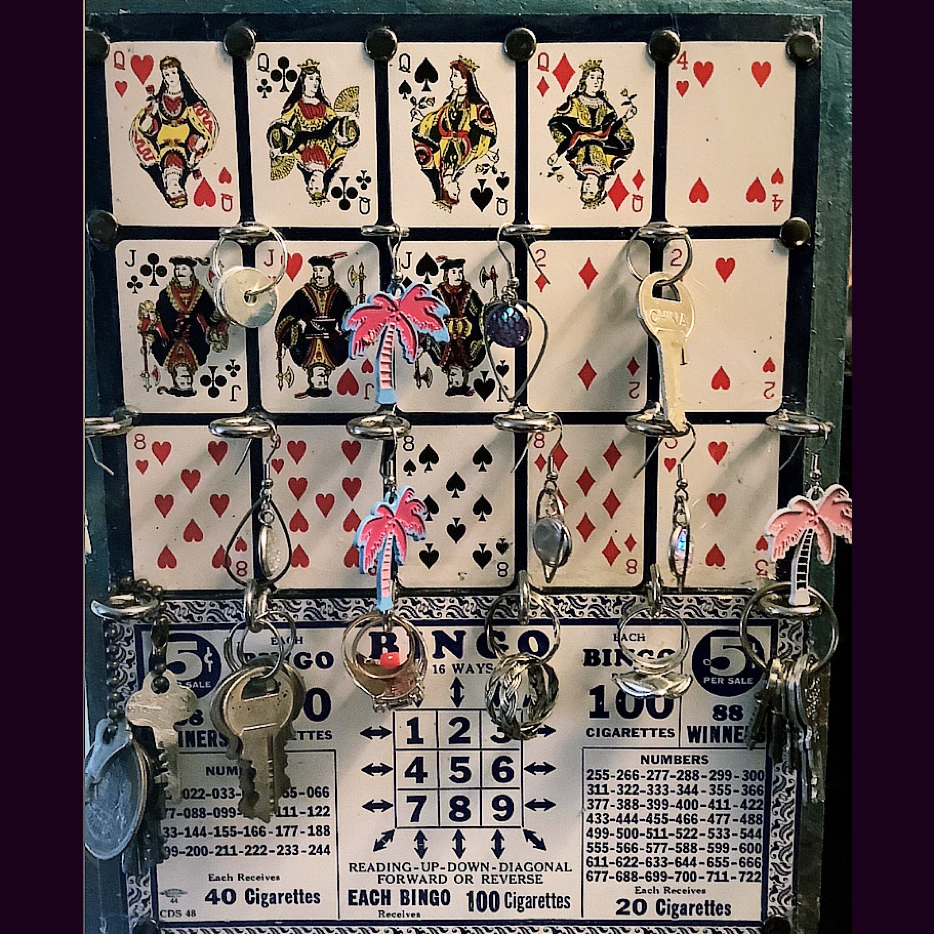 Vintage Punch Board y Poker Keno Jewelry Display o Key Rack, uno de un ...