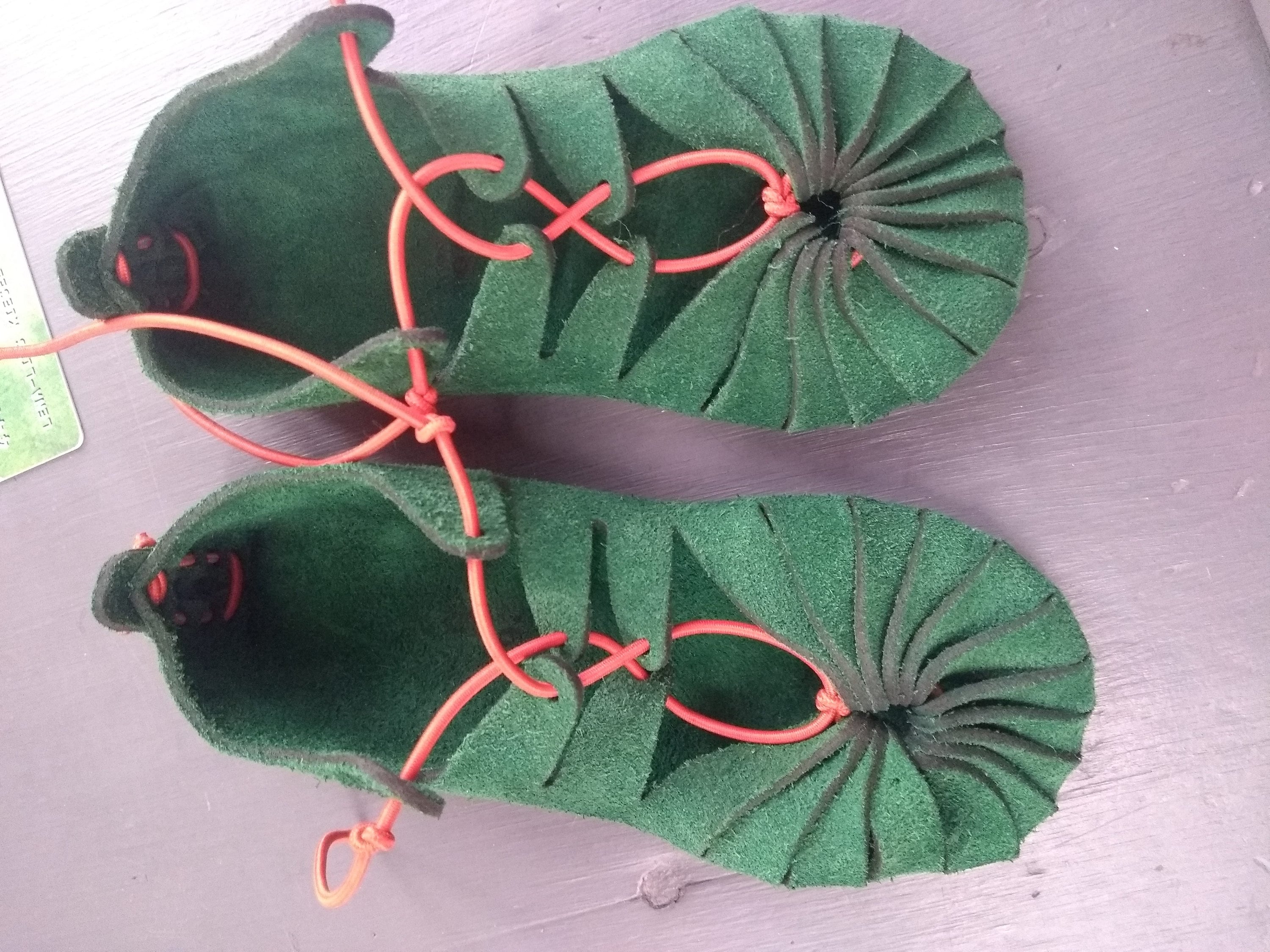 Carbatine: Schuhe mit Sohlen oder Hausschuhe ohne Sohlen ...
