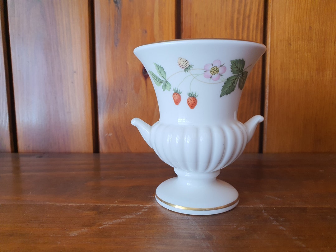 Vintage Wedgwood Wild Strawberry Urn Vase. Bone China, Gold Rim. - Etsy