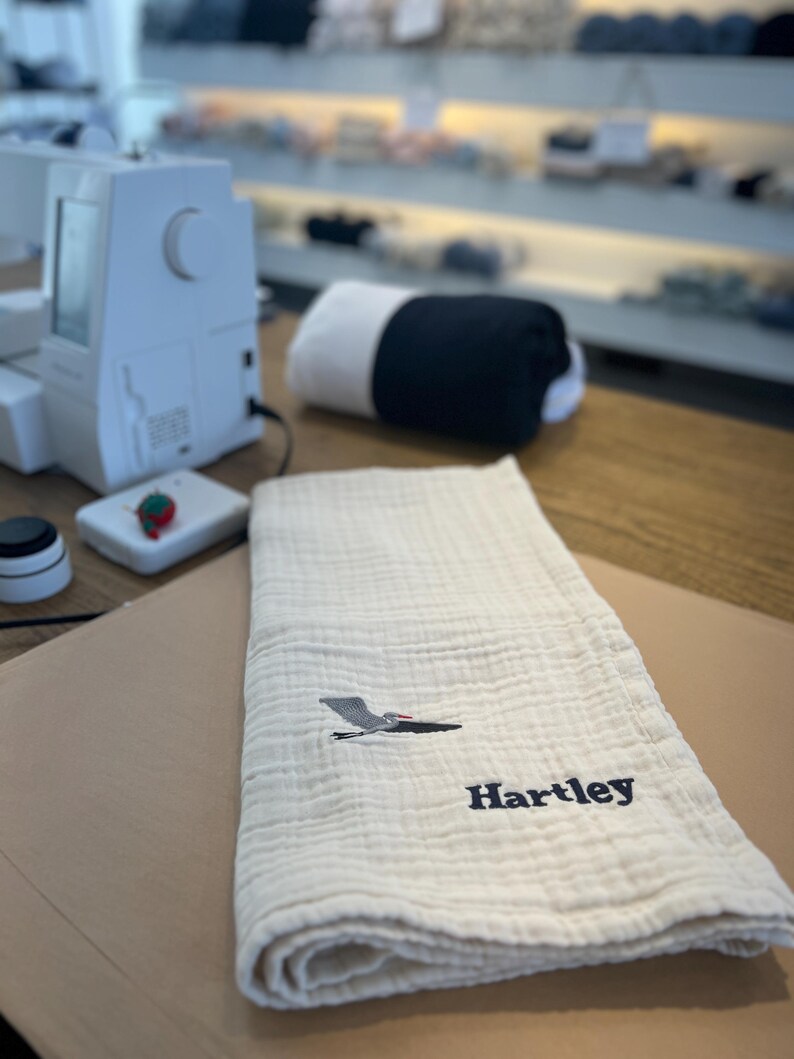 Personaliza tu manta de bebé de muselina orgánica: Cigüeña bordada, 4 ...