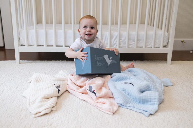 Personaliza tu manta de bebé de muselina orgánica: Cigüeña bordada, 4 ...