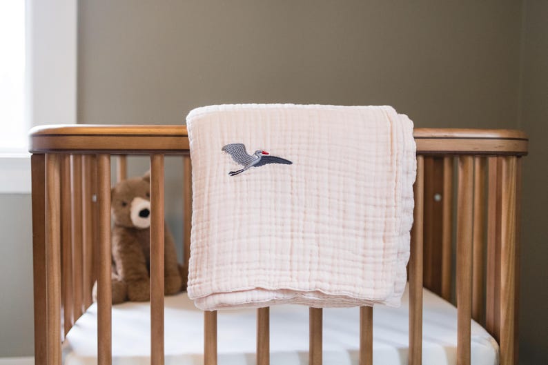 Personaliza tu manta de bebé de muselina orgánica: Cigüeña bordada, 4 ...
