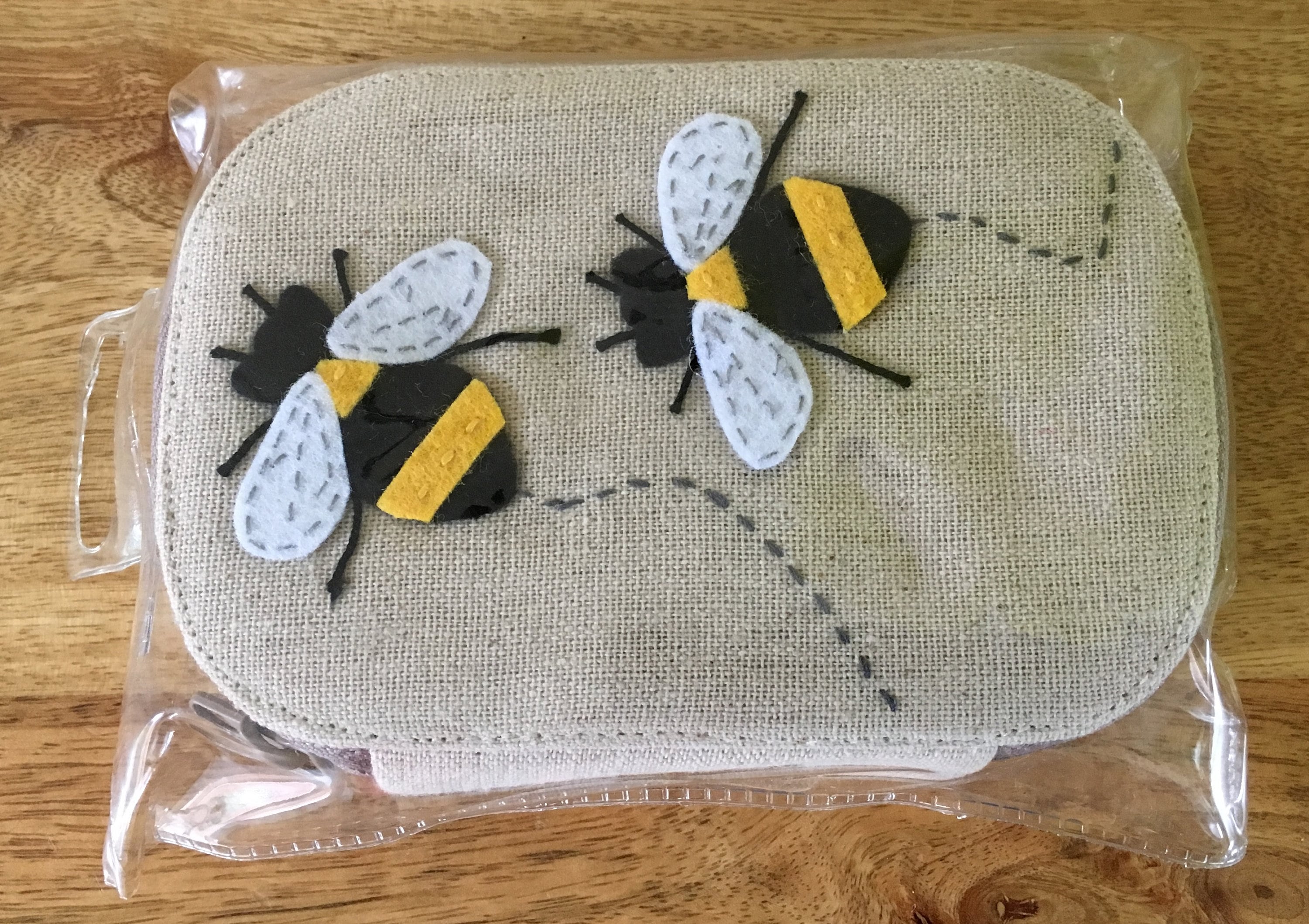 BEE SEWING KIT Bee Applique Design With Contents Zip Case Super Quality ...