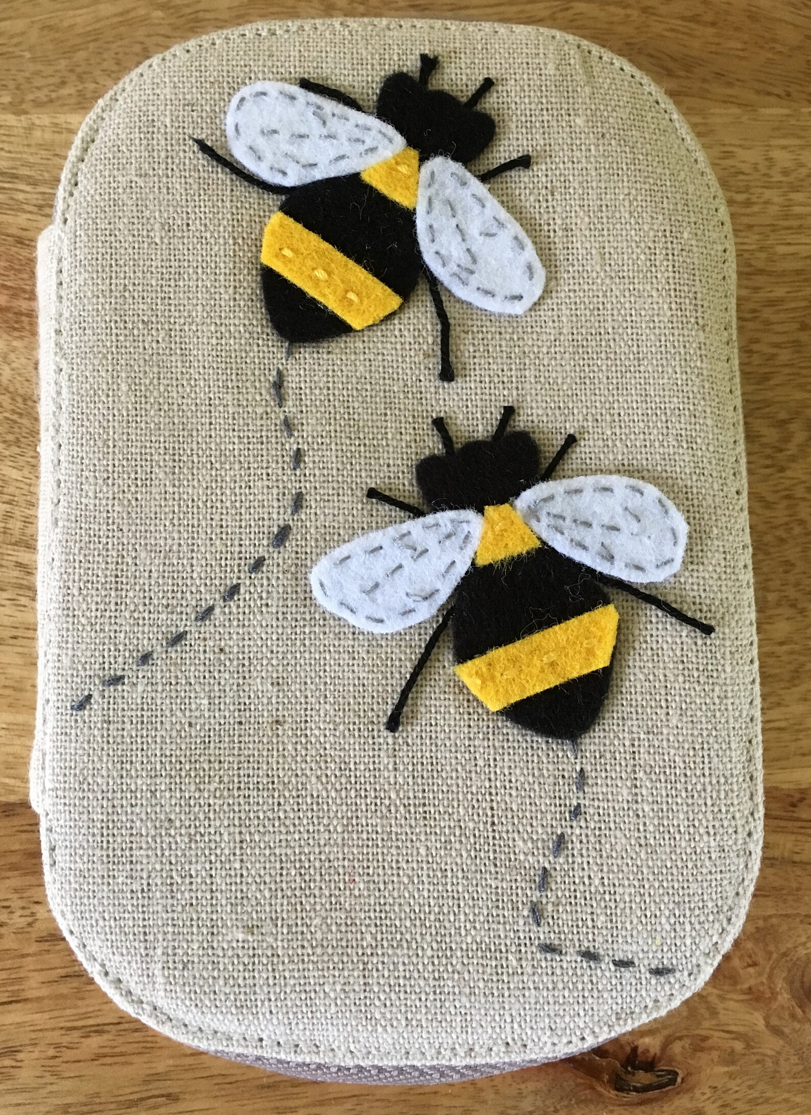 BEE SEWING KIT Bee Applique Design With Contents Zip Case Super Quality ...
