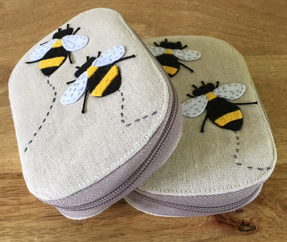 BEE SEWING KIT Bee Applique Design With Contents Zip Case Super Quality ...