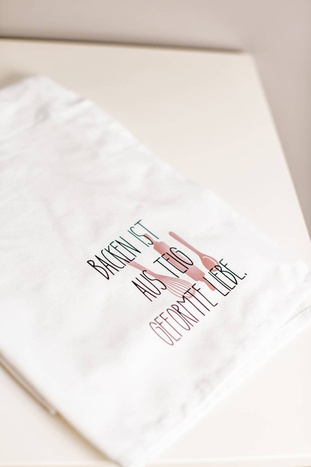 Geschirrtuch mit Spruch 'Backen ist aus Teig geformte Liebe' - Geschenk ...