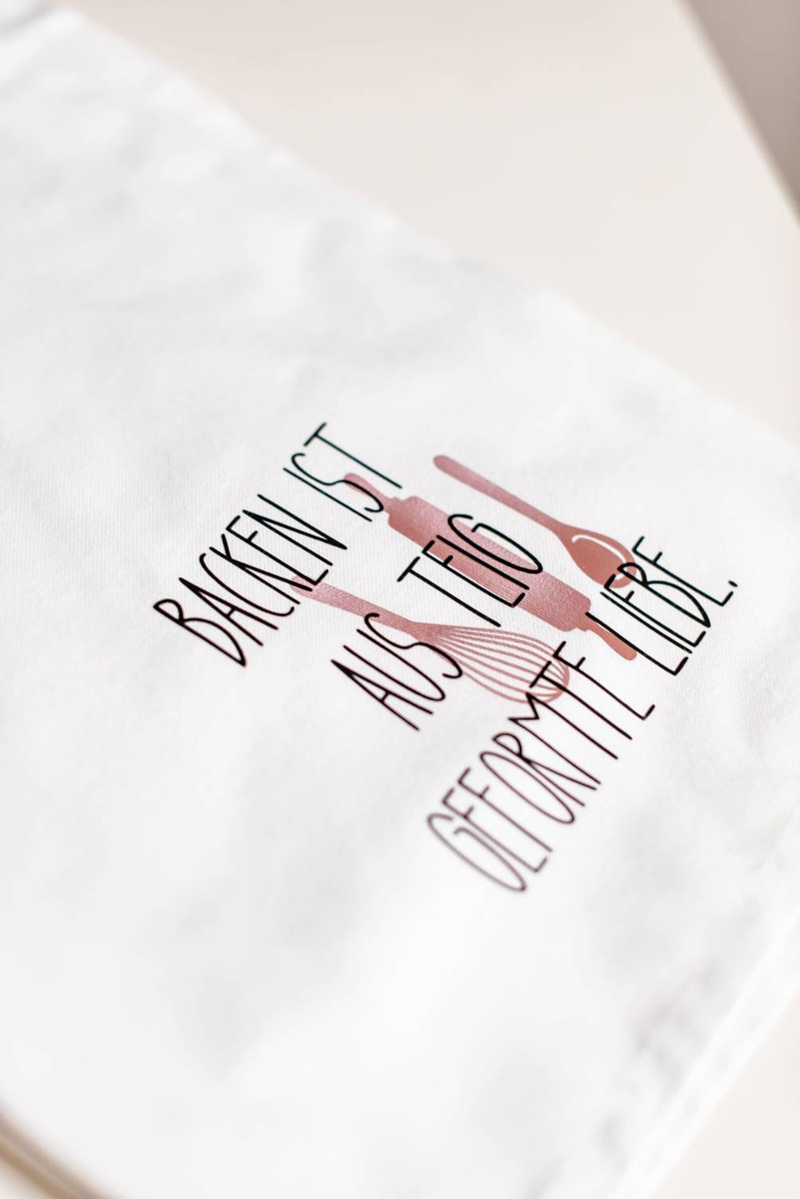 Geschirrtuch mit Spruch 'Backen ist aus Teig geformte Liebe' - Geschenk ...