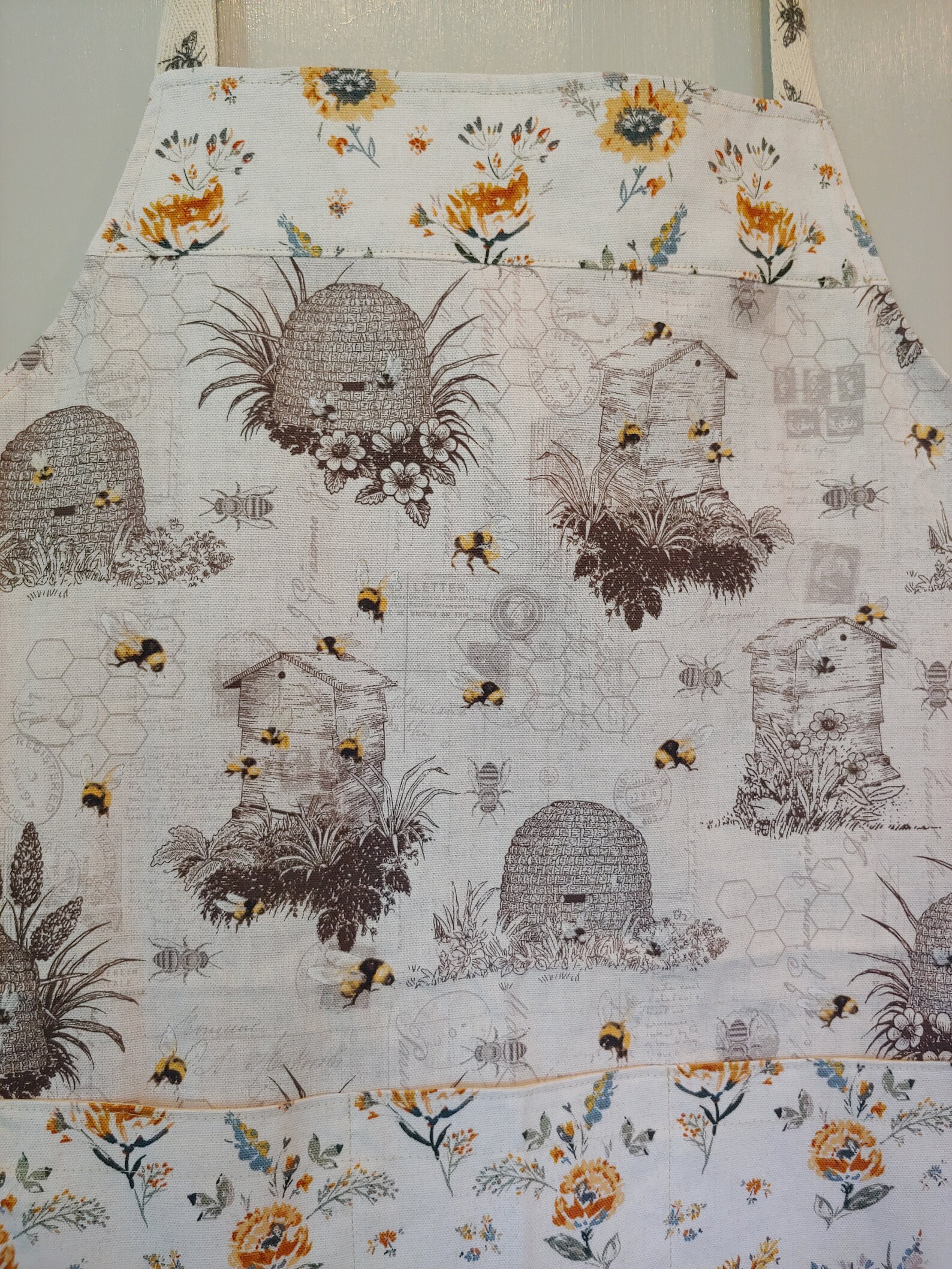 Chef Style Apron Bee and Beehive Vintage. Bees on Neck and Waist Ties ...