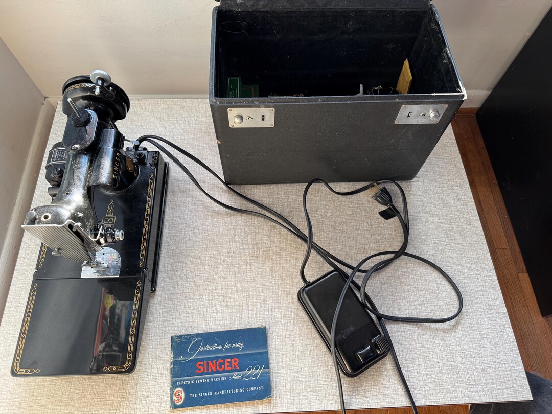 Singer Model 221 "featherweight" Sewing Machine, With Case and ...