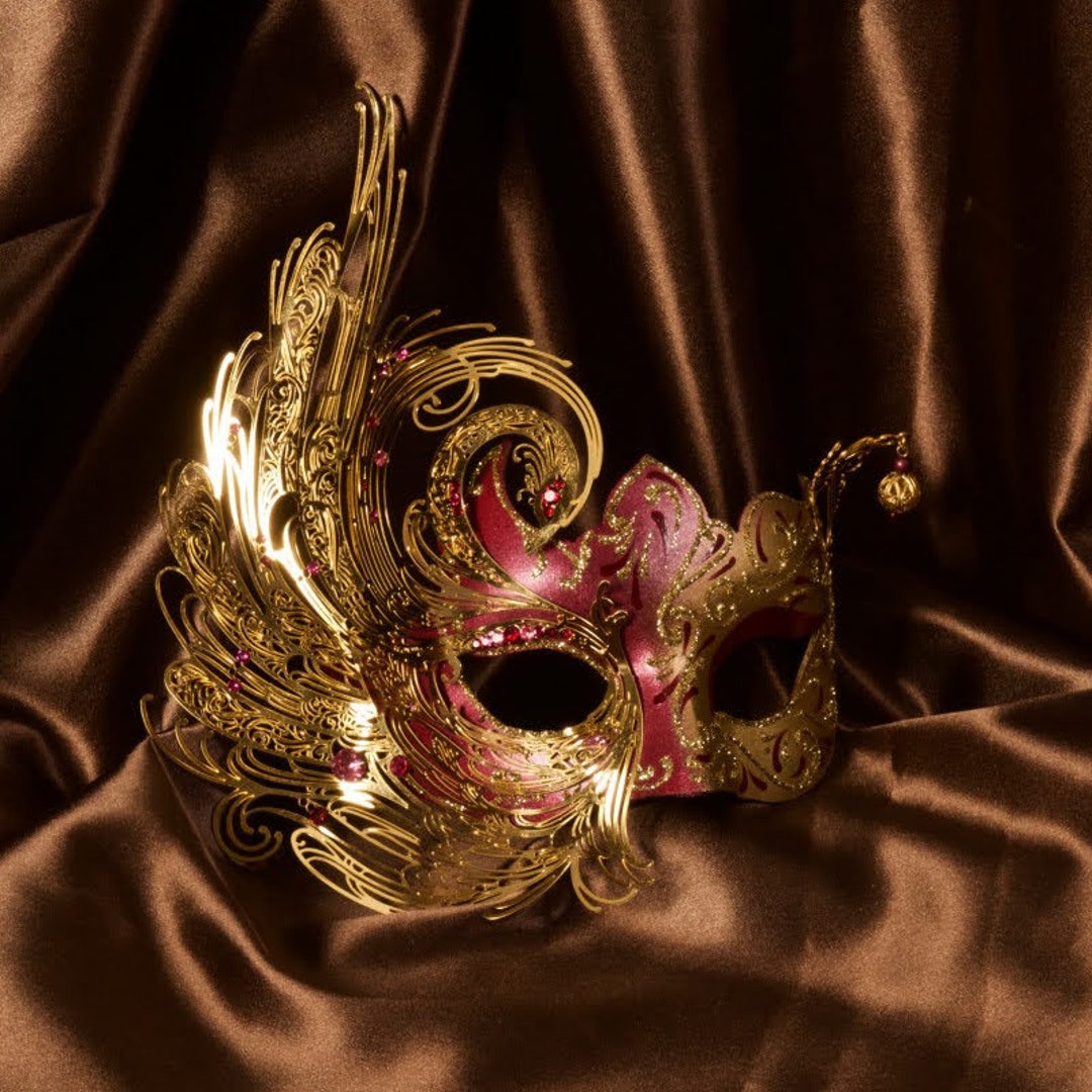 Swan. Venetian Mask in Papier-mâché, Made in Artisan Form. Decorated ...