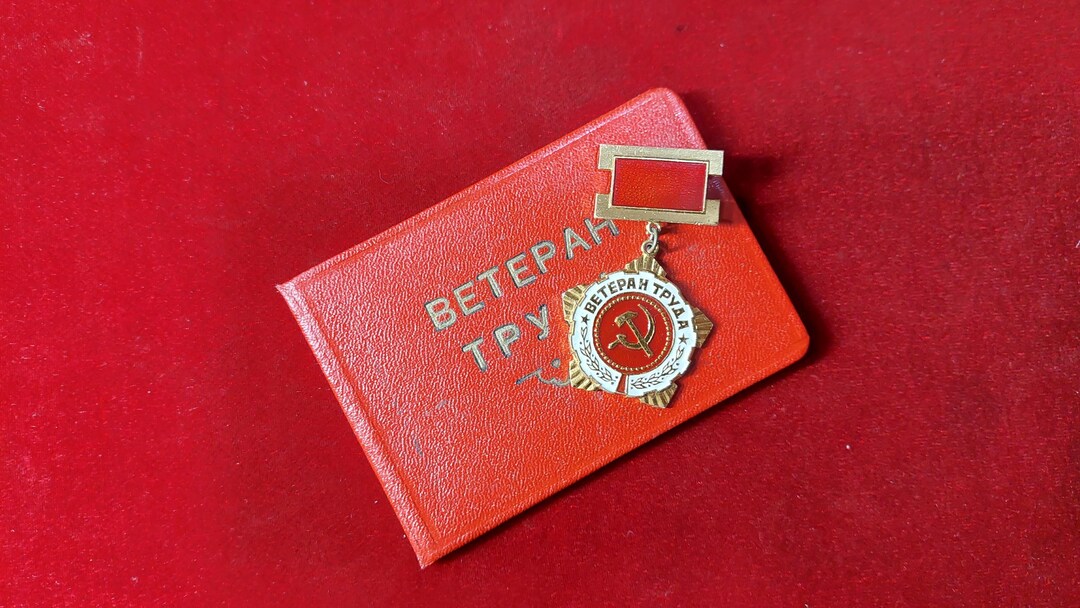 Badge Veteran of Labor of the USSR, Badge With Document - Etsy