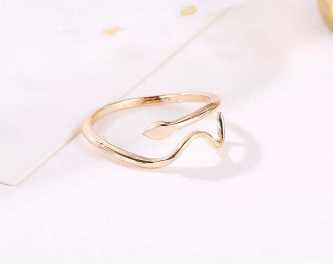 Minimalist Snake Ring || 2 Colors Available - Etsy