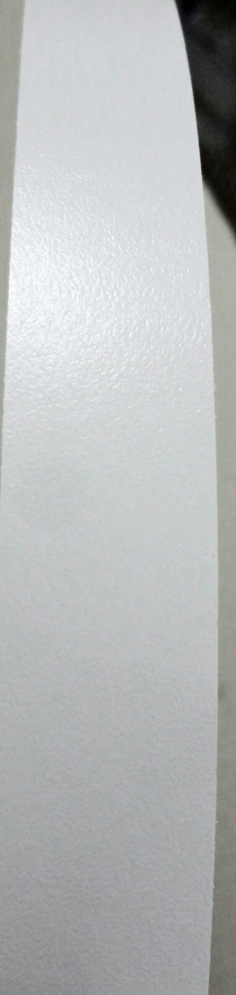 Rollo de borde de melamina mediano Grey Fog de 1,5 x 120'' con adhesivo ...