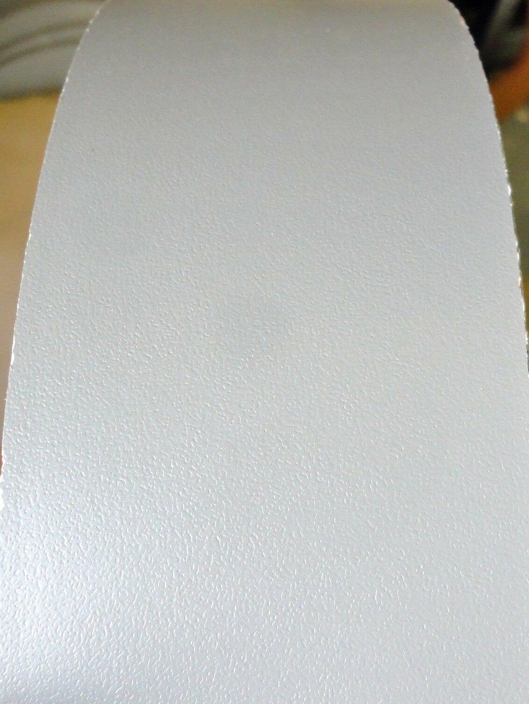 Rollo de borde de melamina mediano Grey Fog de 1,5 x 120'' con adhesivo ...