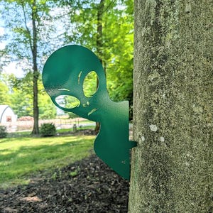 Metal Alien Yard Art: Extra Terrestrial Corner Peeker Bracket, UFO ...