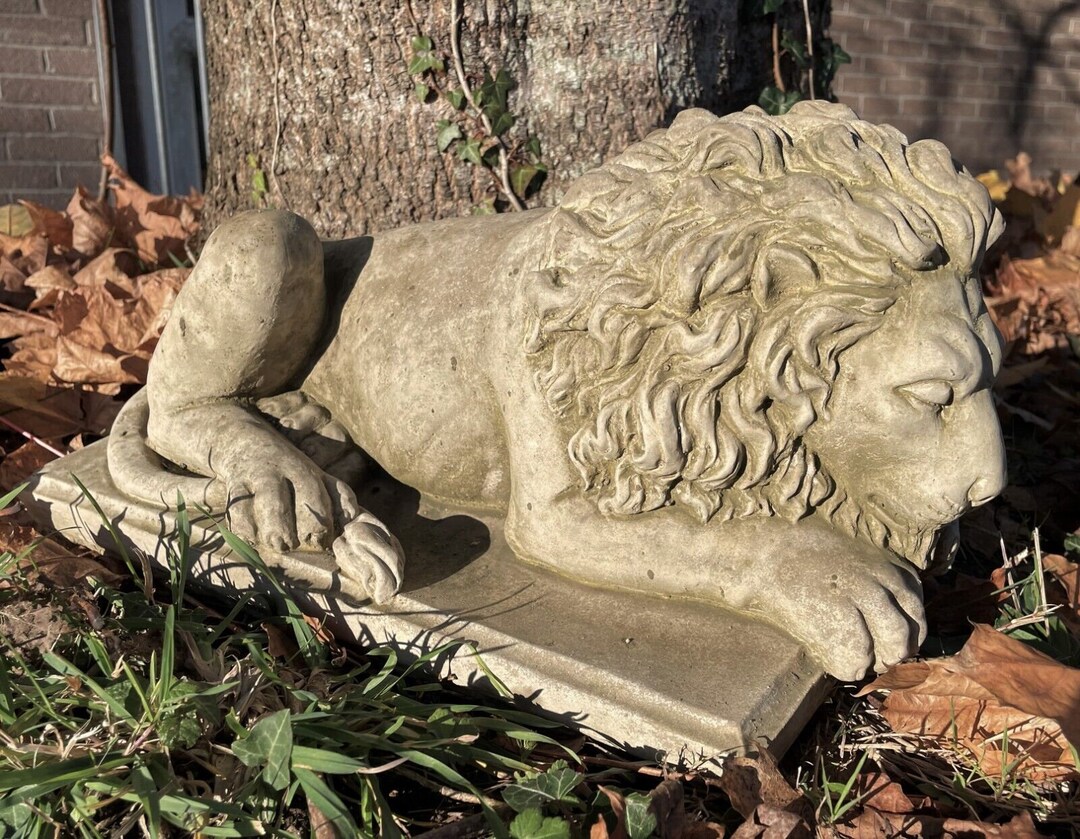 Wessex Lion Stone Statue | English Classical Animal Pillar Cap Garden ...
